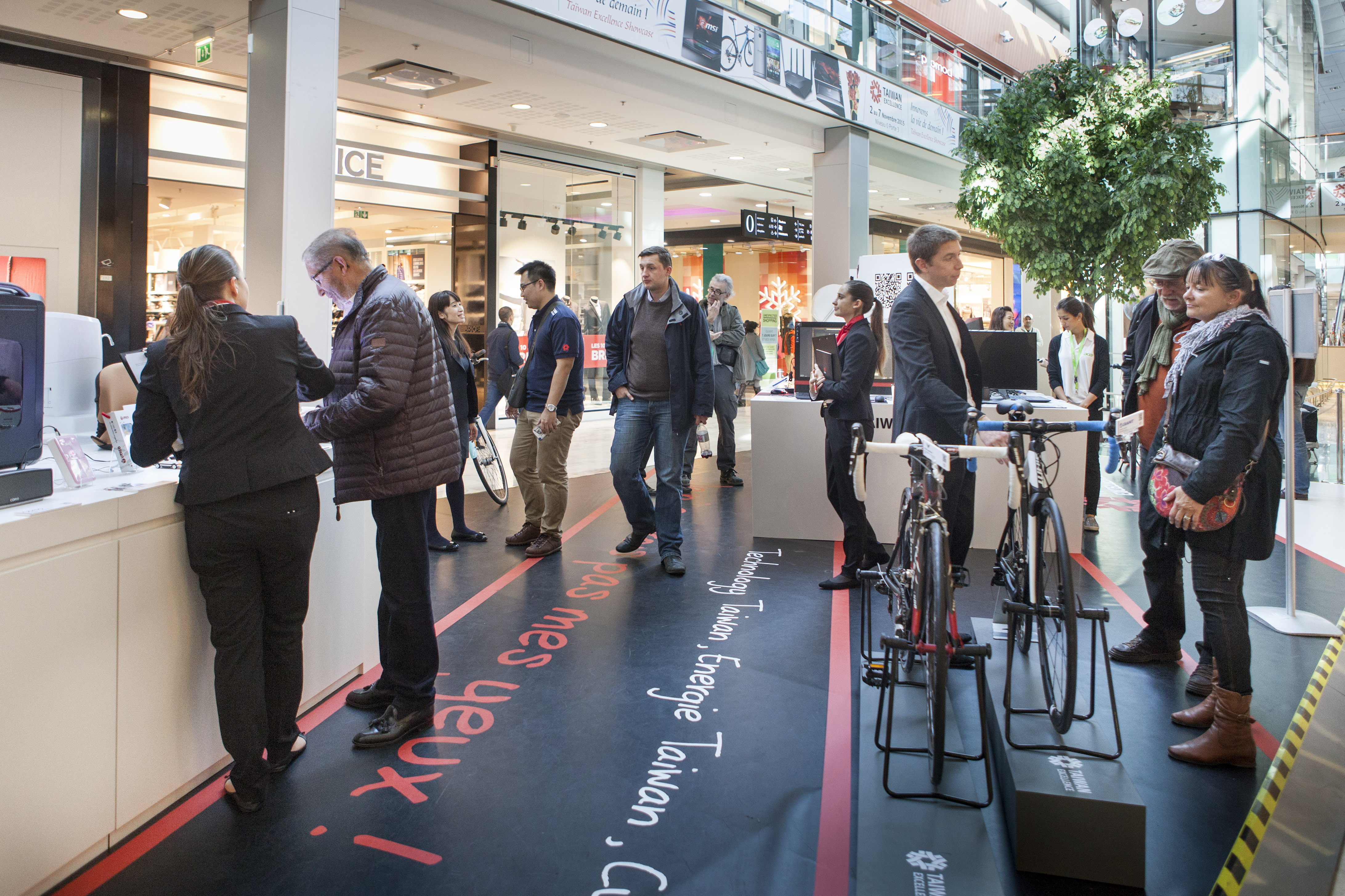 Westfield Velizy 2: Hire RS 1 - Main Floor Experience for Events and ...